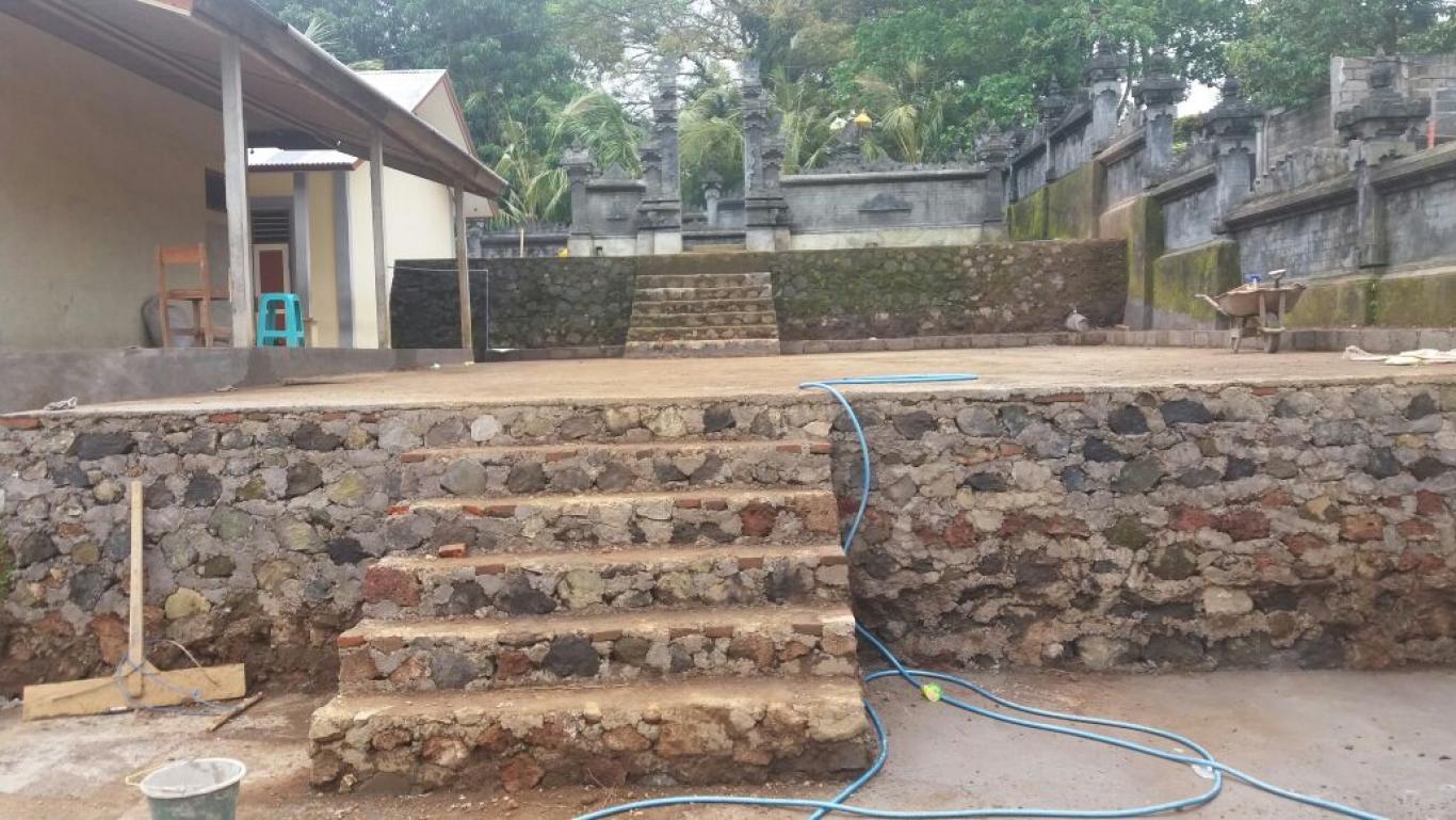 Pembangunan Rabat Beton dan Senderan Padmasana SMP N 3 Kubutambahan ...